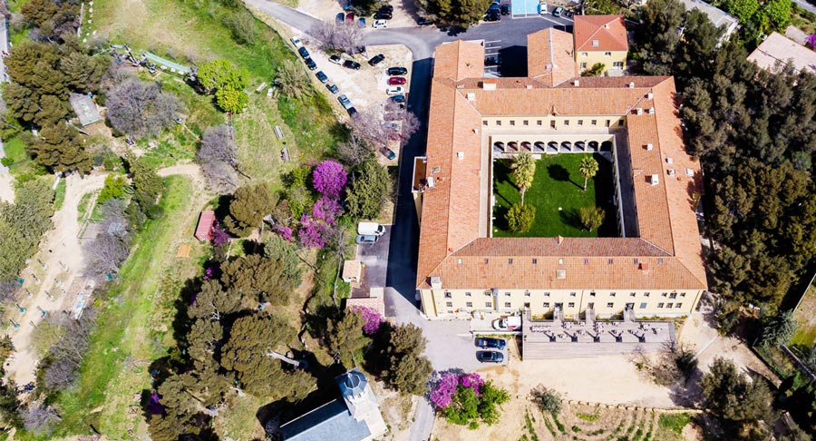 Les extérieurs du Cloître - Le Cloitre